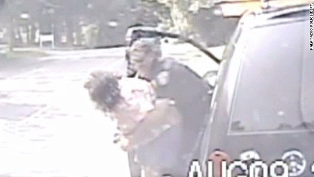 Cop stops her, finds she's choking! - CNN Video Cop stops her, finds she's choking! - CNN Video
