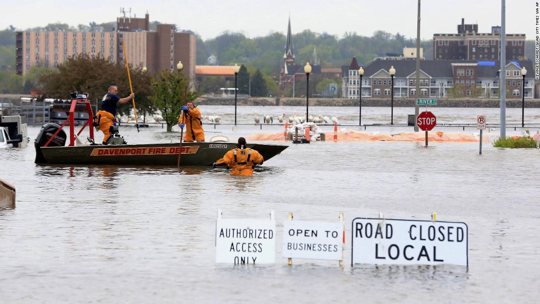Davenport flooding: Water rushes through streets after Mississippi ... Davenport flooding: Water rushes through streets after Mississippi ...