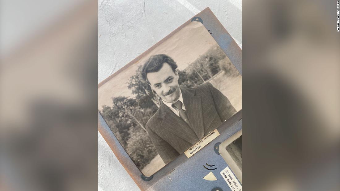 US Ukraine: Woman tracks down rightful owners of long-lost photo album ... US Ukraine: Woman tracks down rightful owners of long-lost photo album ...