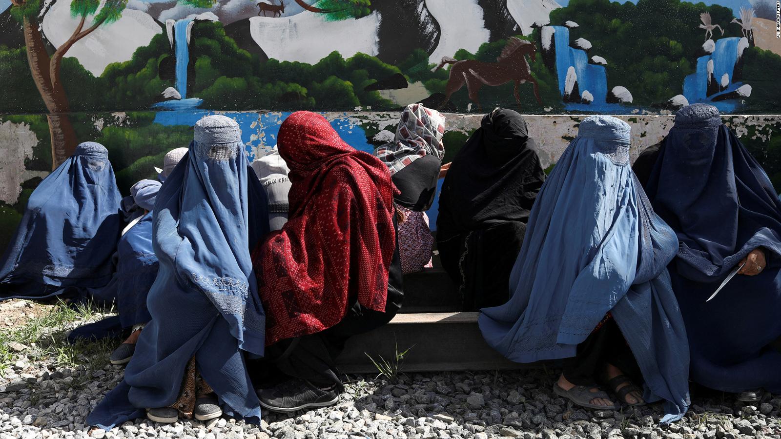 Talibán Prohíbe Que Mujeres Trabajen En Ong En Afganistán Cnn Video